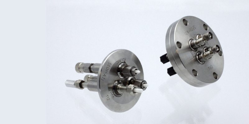 Traversée étanche sur bride pour fibre optique, application du vide